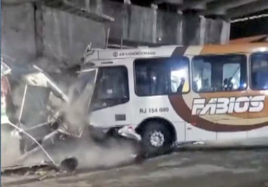 Nove pessoas ficam feridas em acidente ônibus e carro no Rio duas estão em estado grave