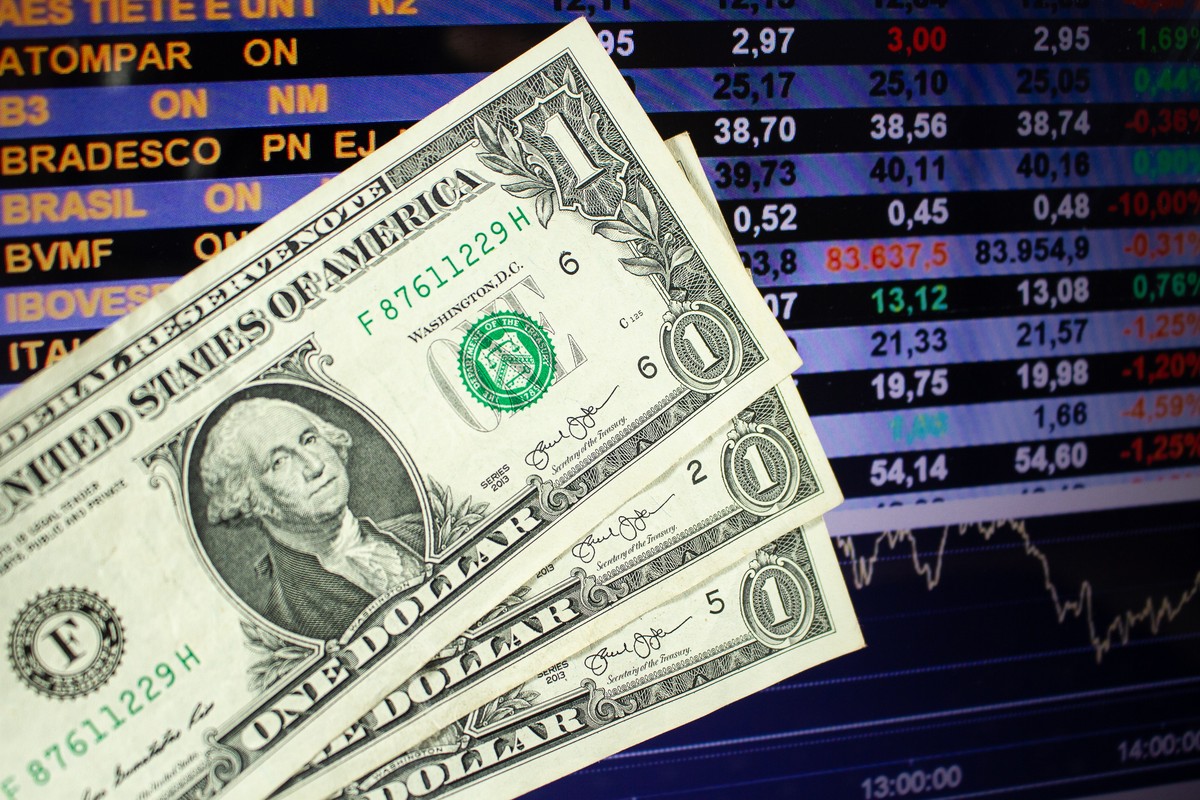 Dólar opera em queda nesta terça (8), após novos anúncios de Trump ...