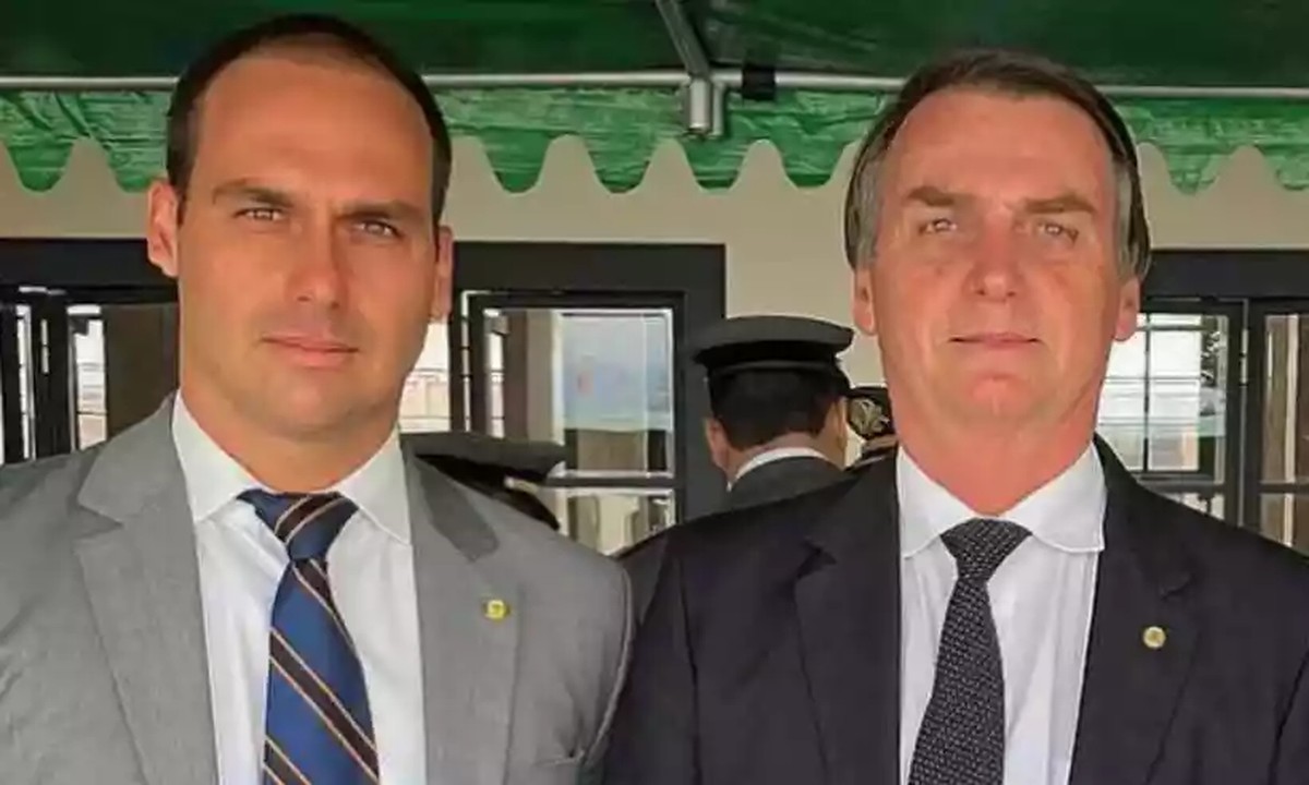 Bolsonaro defende que Eduardo fique nos EUA: 'Se voltar, está preso'