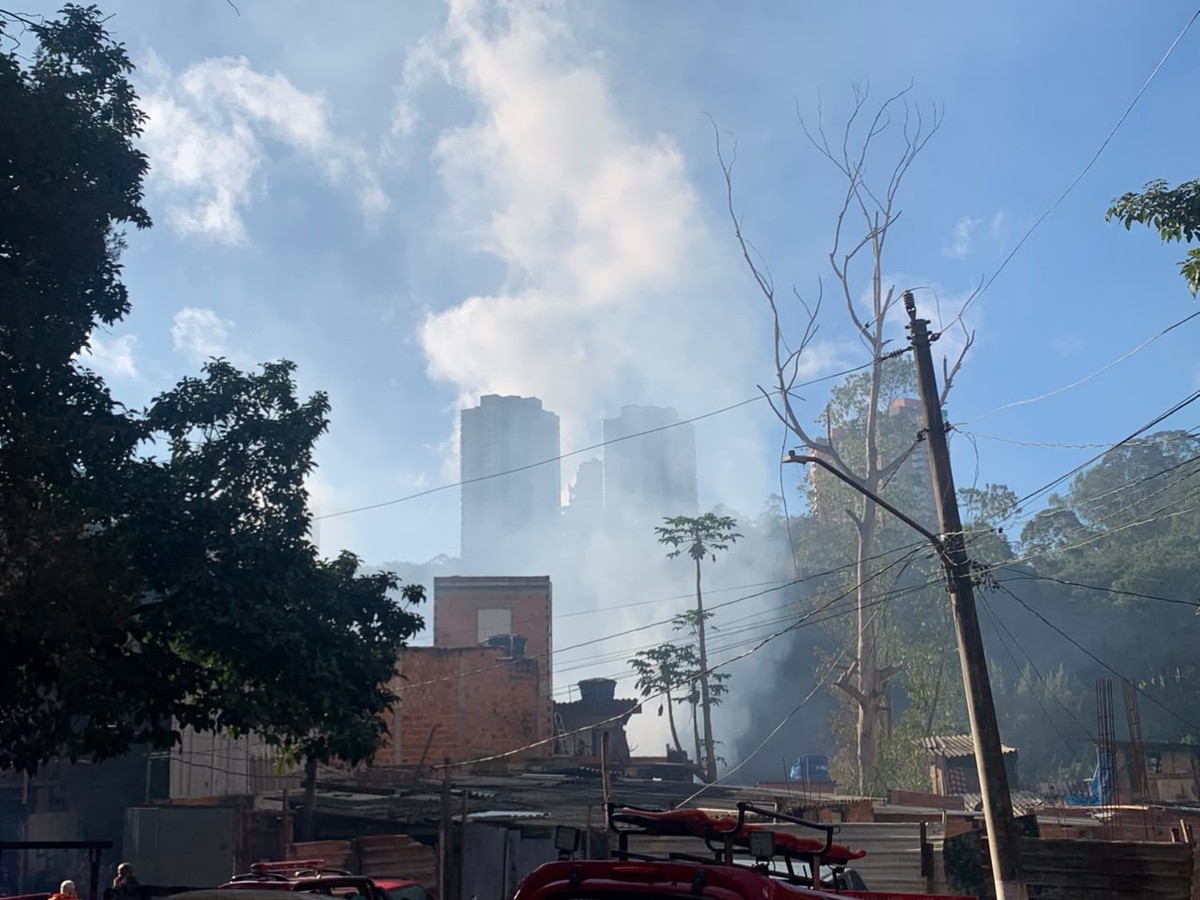 Incêndio atinge 150 barracos em comunidade na Zona Sul de São Paulo
