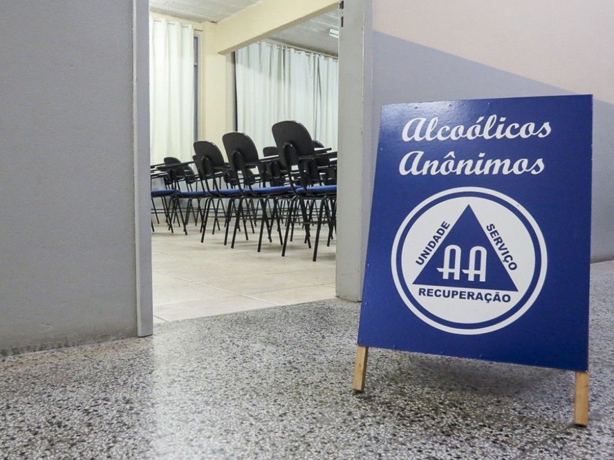 Alcoólicos Anônimos completa 90 anos como programa de referência mundial