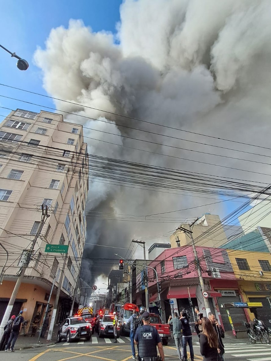 Fogo no shopping 25 do Brás está controlado, mas não extinto