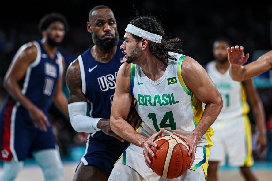 Brasil perde para os EUA no basquete nas quartas de final e é eliminado ...