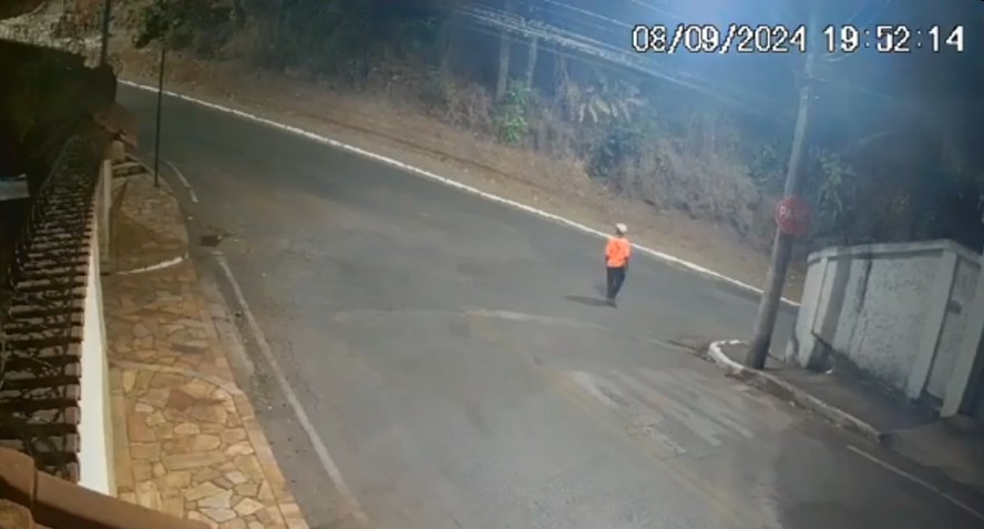 Polícia procura homem flagrado ateando fogo em vegetação em Itabirito (MG)