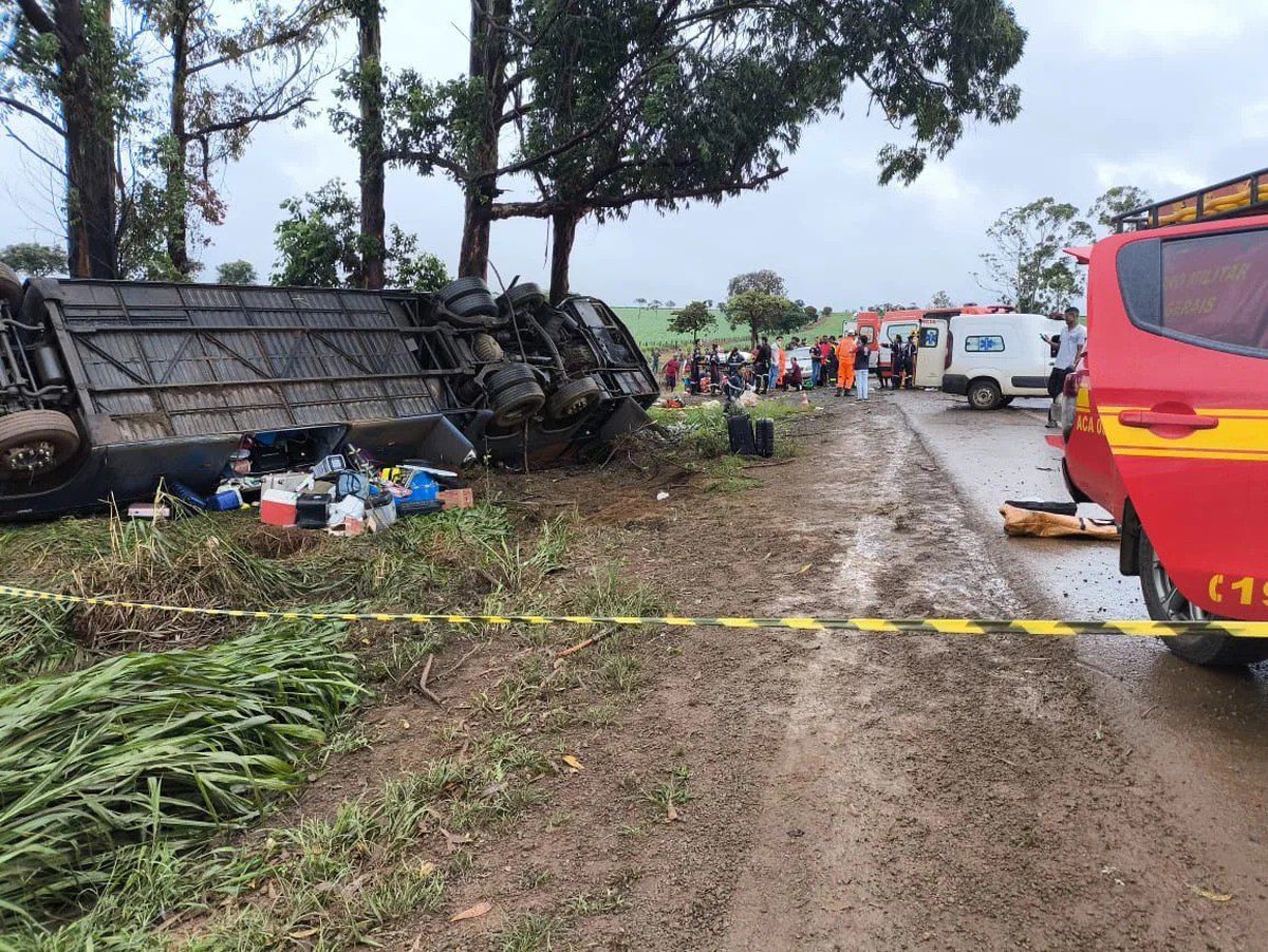 Ônibus que tombou na BR-365 não estava superlotado, segundo a Polícia Civil