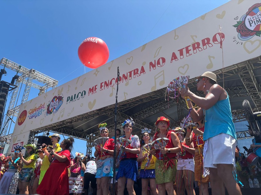 Bloco Sargento Pimenta faz tributo a Cássia Eller e arrasta foliões no Rio