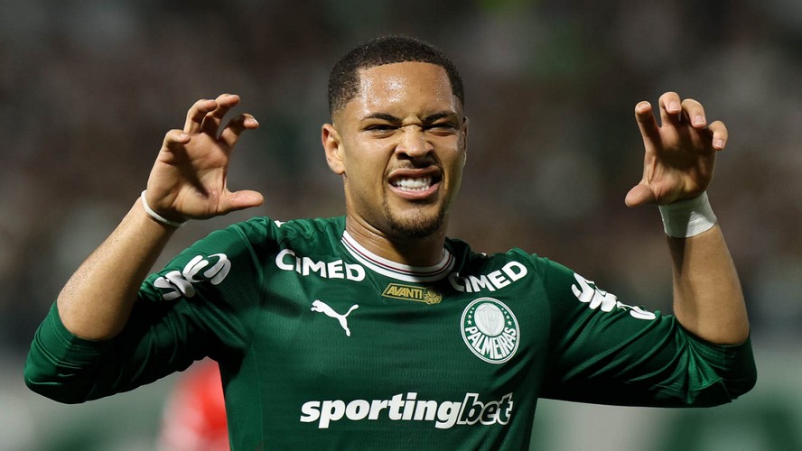 Vitor Roque treina e deve enfrentar o Novorizontino
