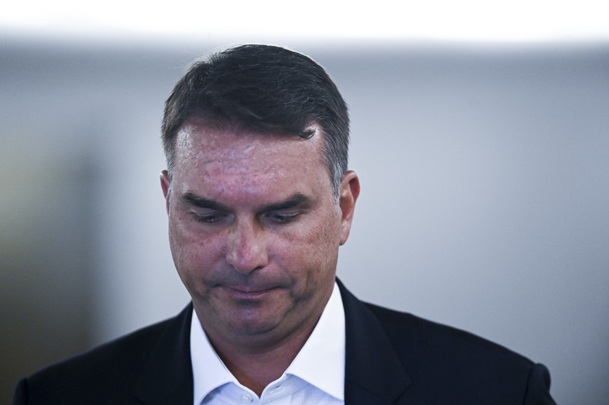 Após Divulgação De Relatório Do Golpe Flávio Bolsonaro Defende Pai E