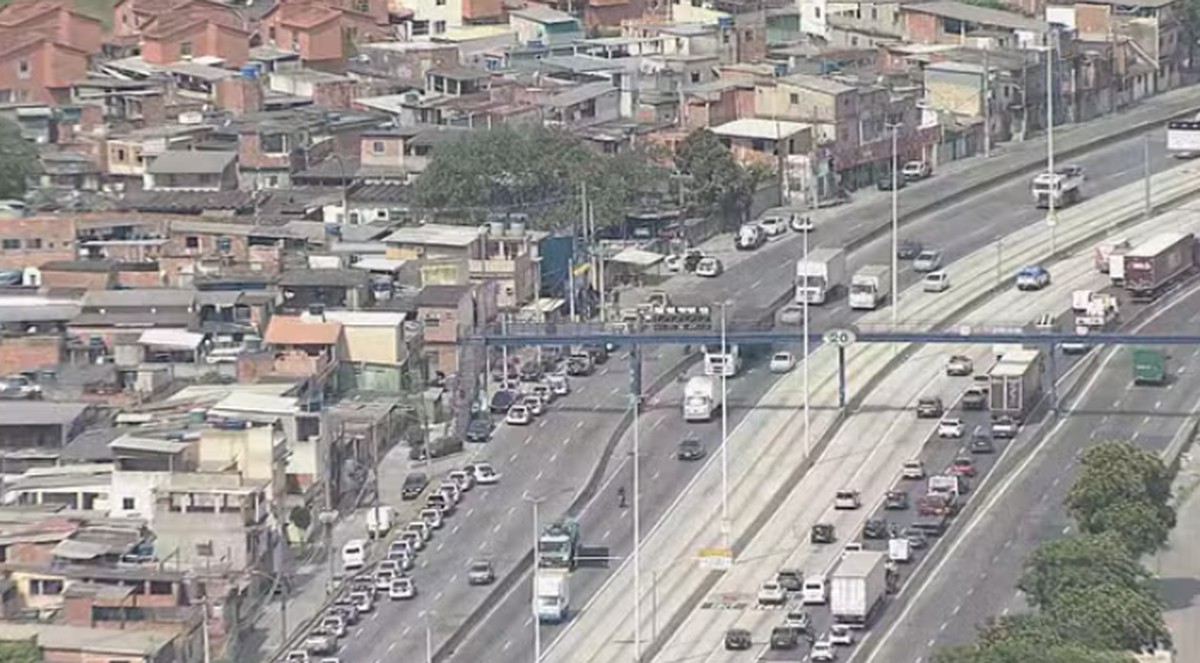 Tiroteio assusta motoristas na avenida Brasil, no Rio de Janeiro, neste ...