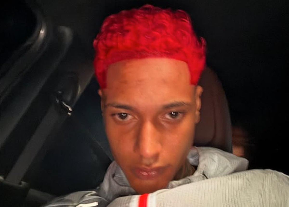 Rapper Oruam se entrega à polícia após jogar pedras em agentes e fugir