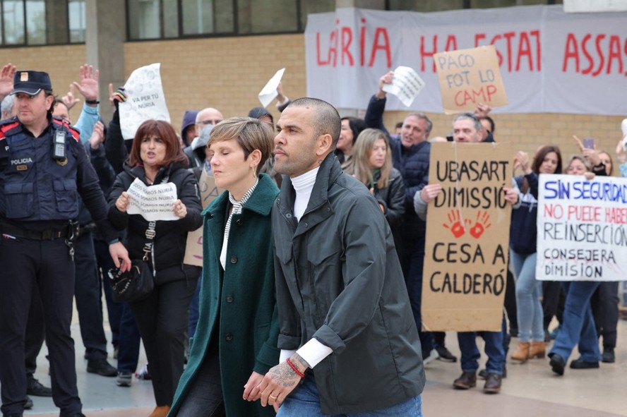 Tribunal da Catalunha anula pena e absolve Daniel Alves de acusação de ...