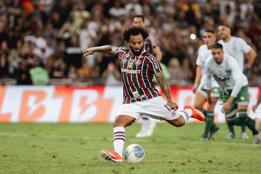 Lateral Marcelo anuncia aposentadoria do futebol