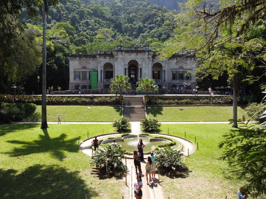 Palacete do Parque Lage passa por restauração no Rio