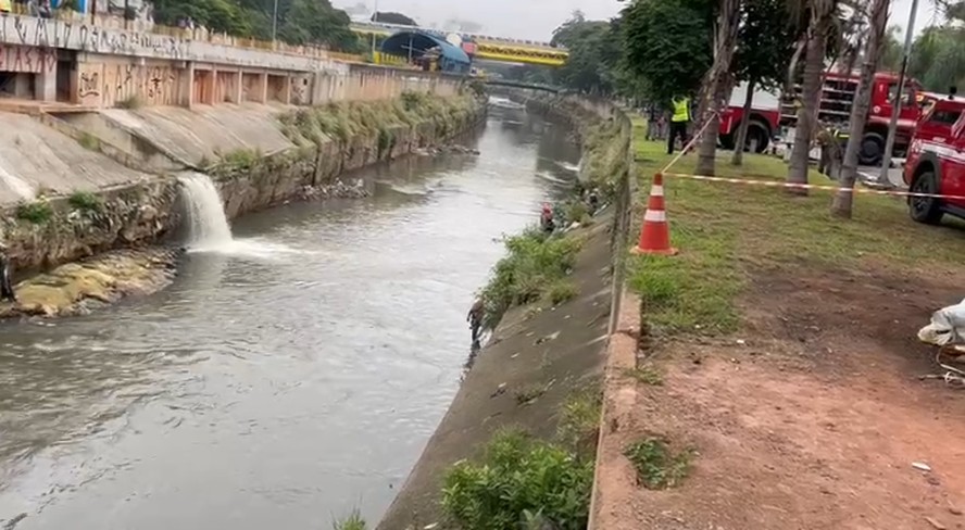 Carro cai no Rio Tamanduateí (SP) após acidente na Avenida do Estado ...