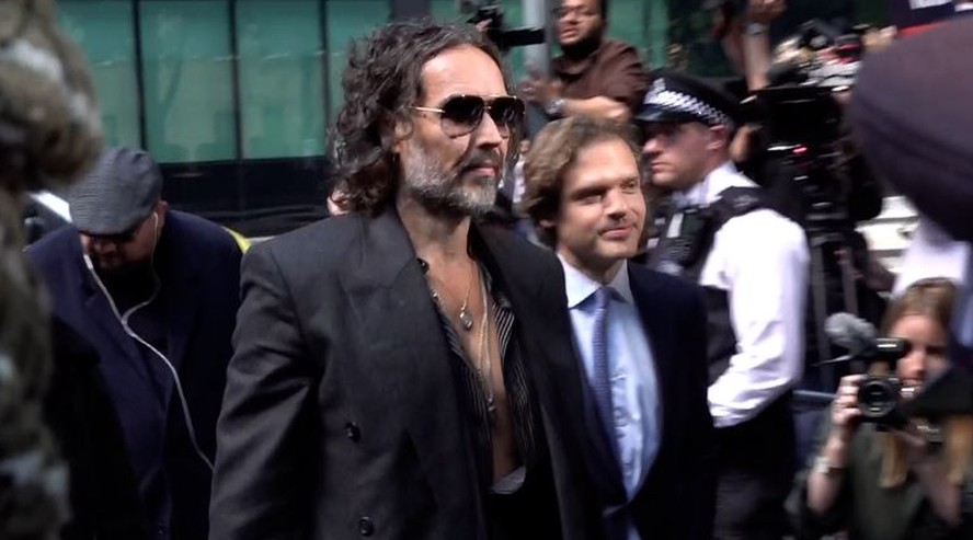 Ator Russell Brand se declara inocente de acusações de estupro ...