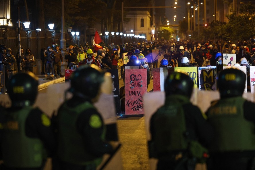 Protestos da Geração Z tomam as ruas do Peru após queda de Dina ...