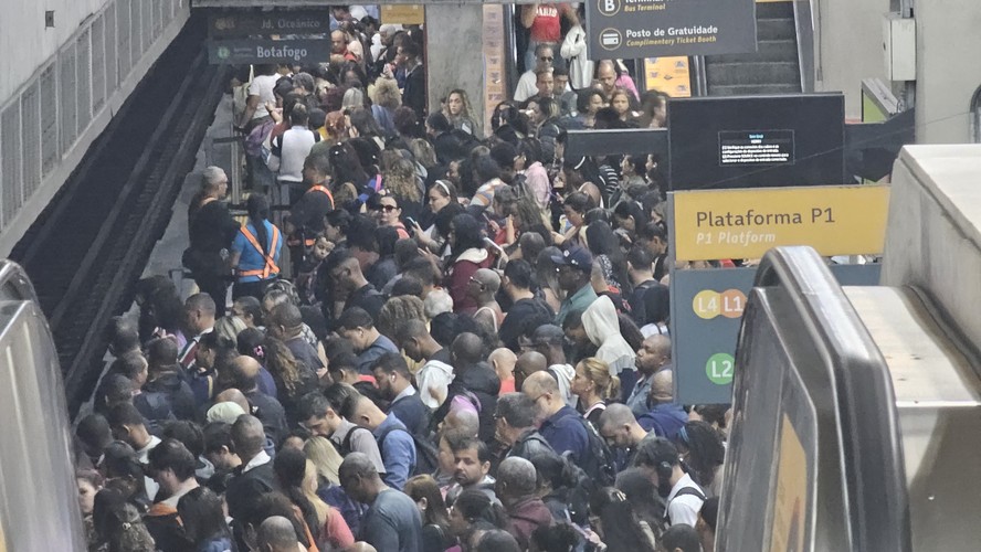 Metrô no Rio fica lotado por problema de sinalização em trecho entre ...