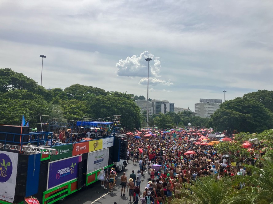 Bloco da Orquestra Voadora leva multidão na Zona Sul do Rio