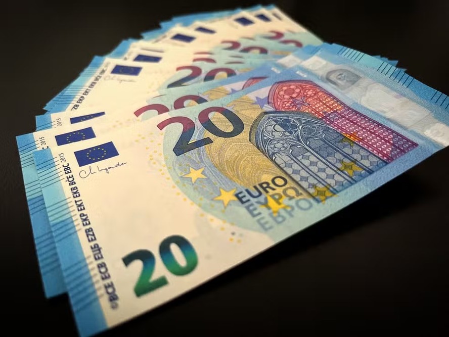 Ministros das Finanças da UE apoiam que Bulgária adote o euro a partir ...