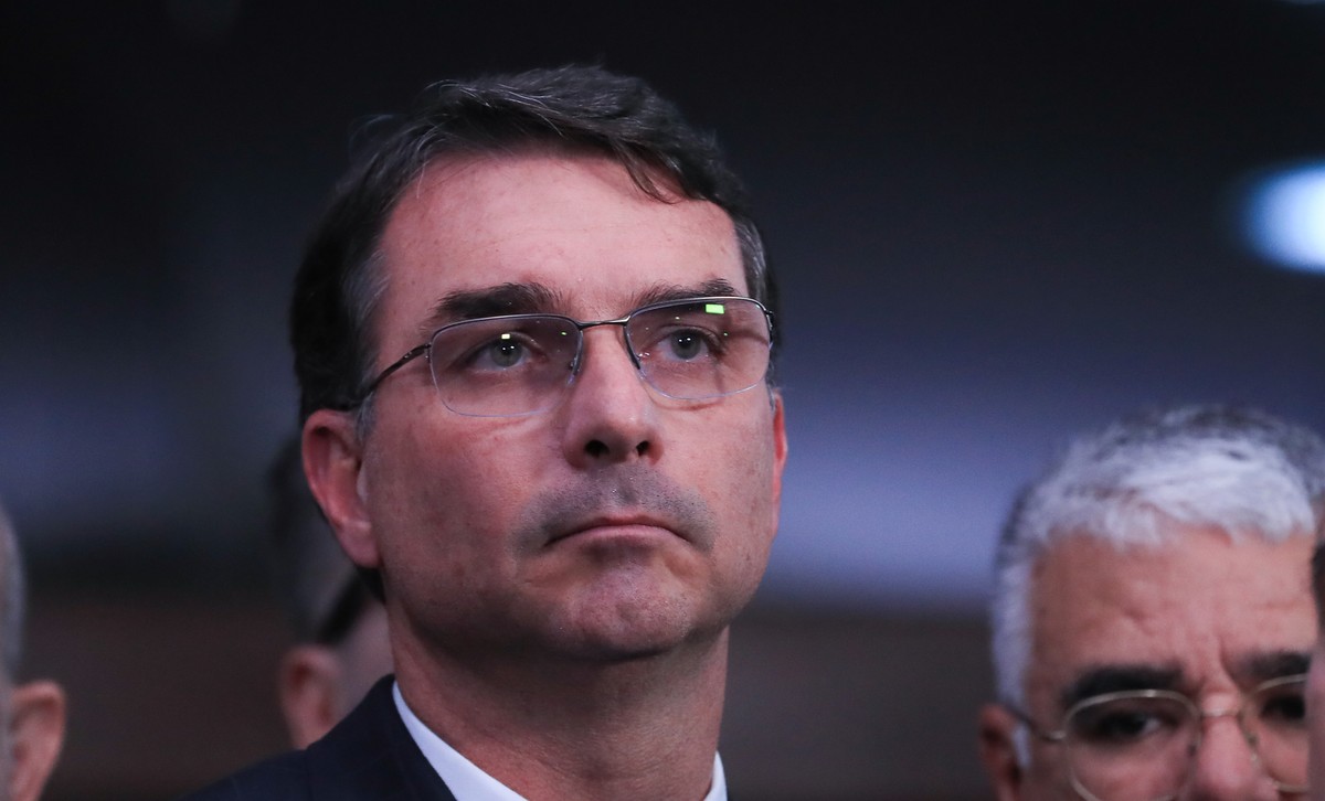 'Que inveja!': Flávio Bolsonaro sugere ataque dos EUA a 'barcos com ...