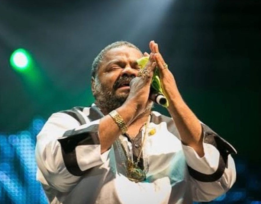 Centenas de pessoas prestam últimas homenagens a Arlindo Cruz