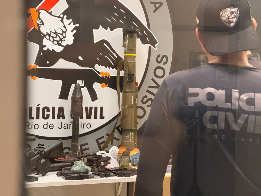 Polícia apreende fuzis e bazuca em fábricas ilegais de armas no RJ