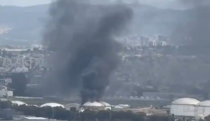 Míssil iraniano atinge refinaria na cidade de Haifa, em Israel; local ...