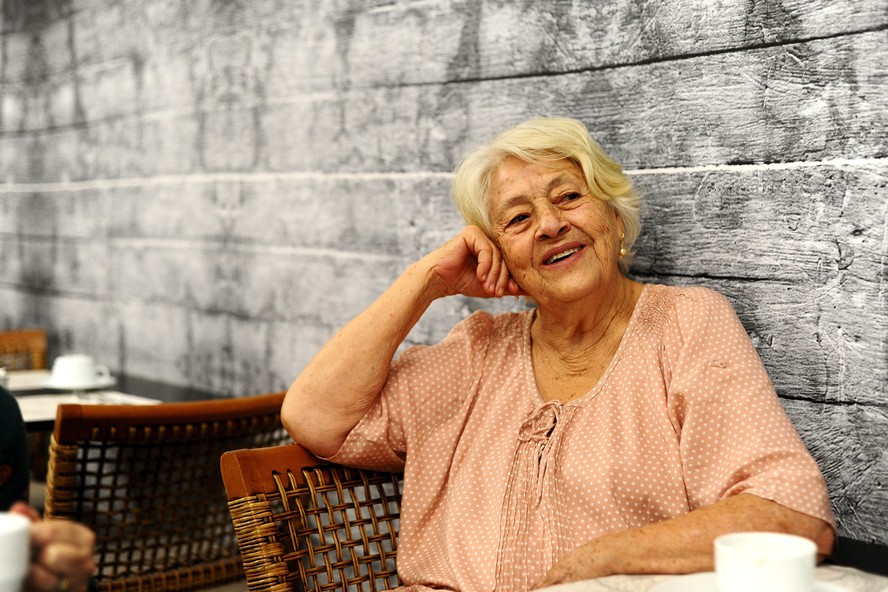 Adélia Prado deixa UTI e segue internada em Divinópolis (MG)