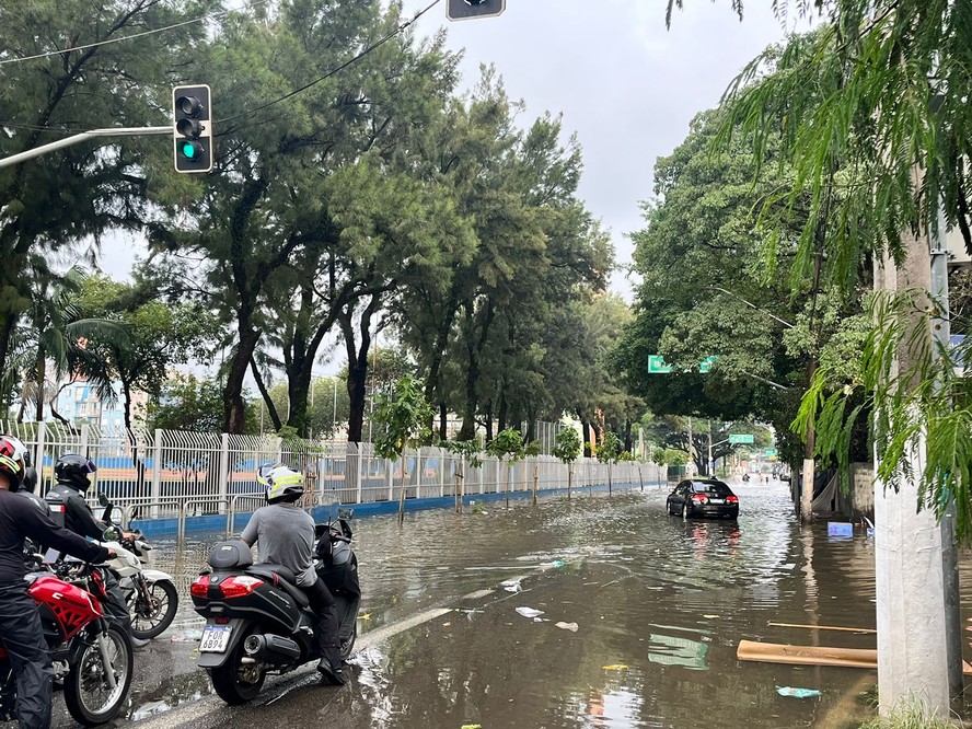 SP: fortes chuvas alagam Marginal do Tietê, Av Castelo Branco e outras ...