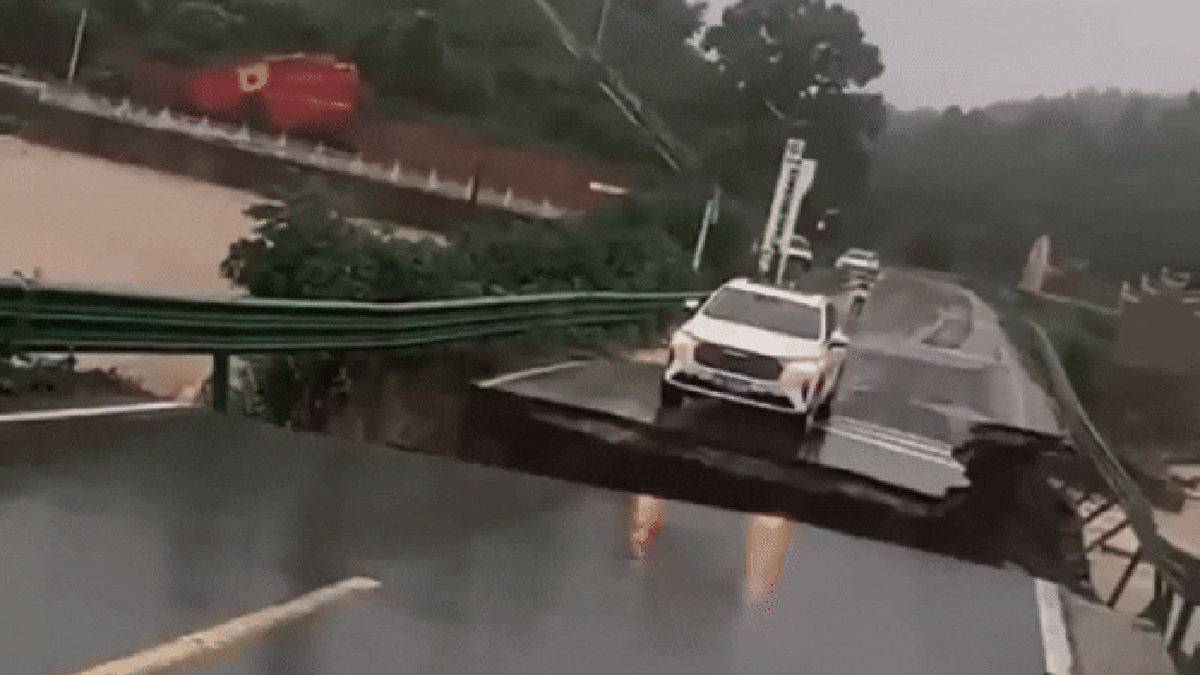Carro cai em rio na China após desabamento de ponte; veja vídeo