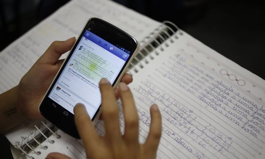 Comissão da Câmara aprova projeto que proíbe uso de celulares em escolas