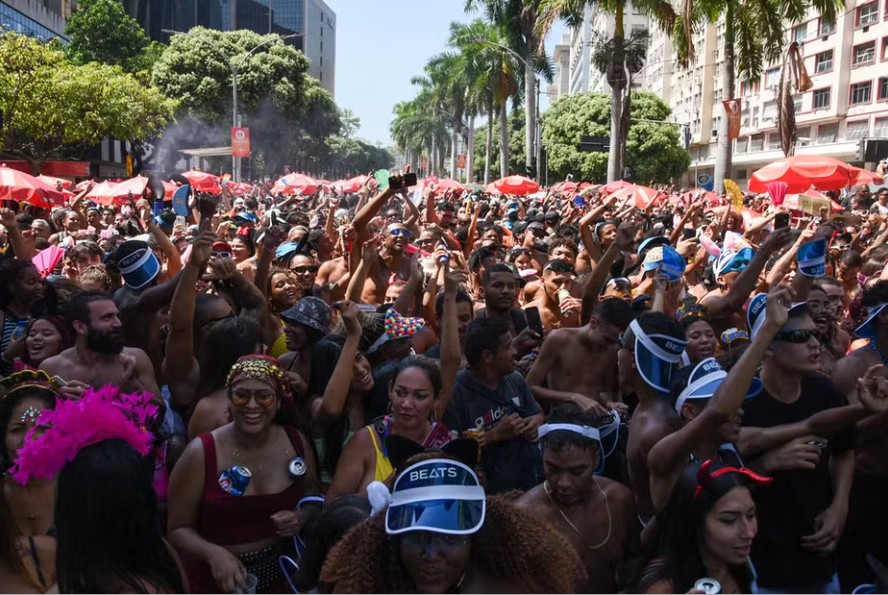 Blocos levaram 350 mil foliões às ruas do Rio no último fim de semana ...