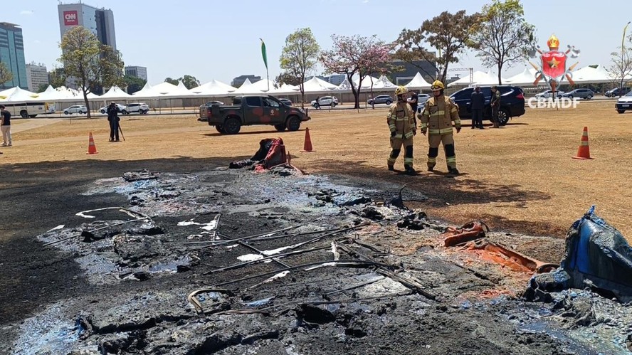 Fogo destrói banheiros químicos na Esplanada dos Ministérios