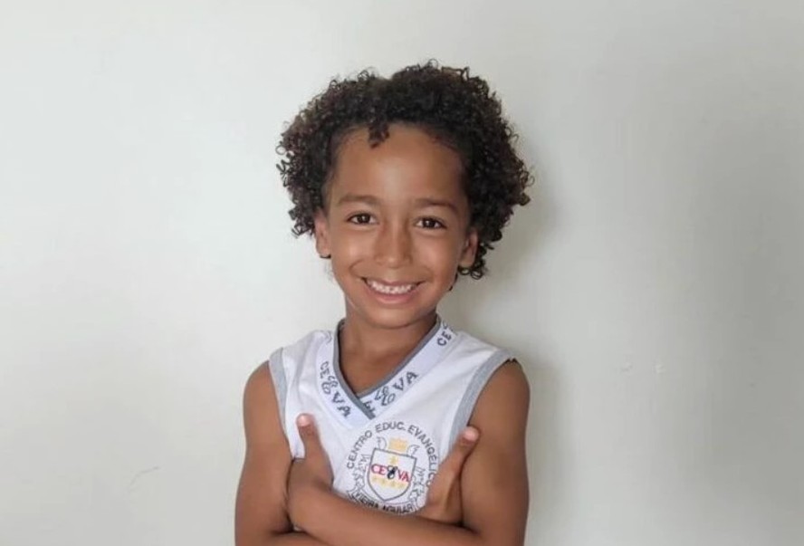 'Ninguém viu meu filho entrar na água', contesta mãe de menino ...