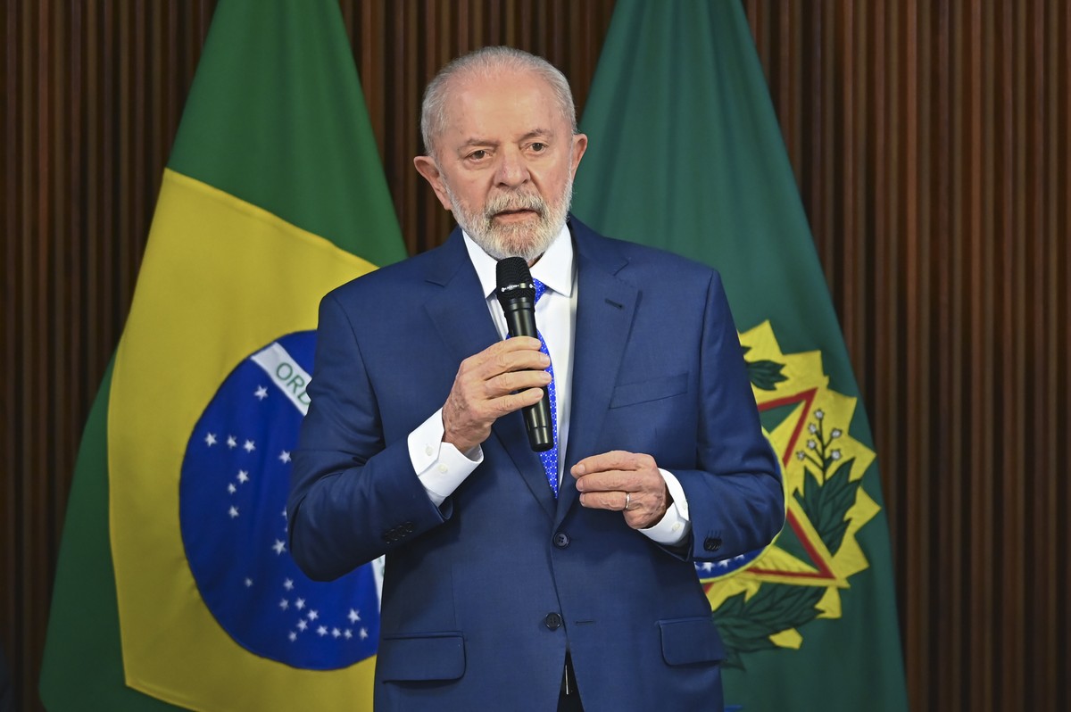 AGU avalia desistir de recurso no caso do relógio de Lula