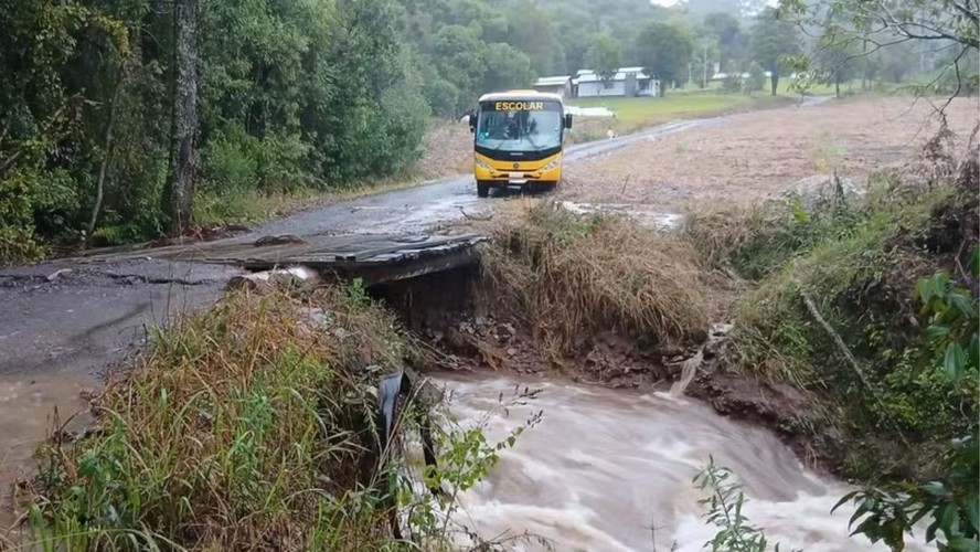 Chuva no RS: sobe para 3 número de mortos no estado; 6 mil estão ...