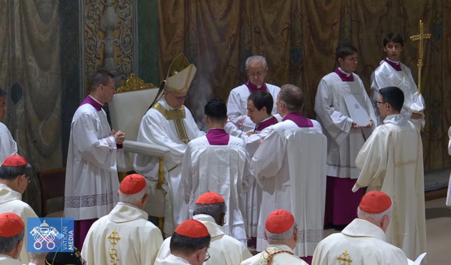 Papa Leão XIV celebra primeira missa do pontificado