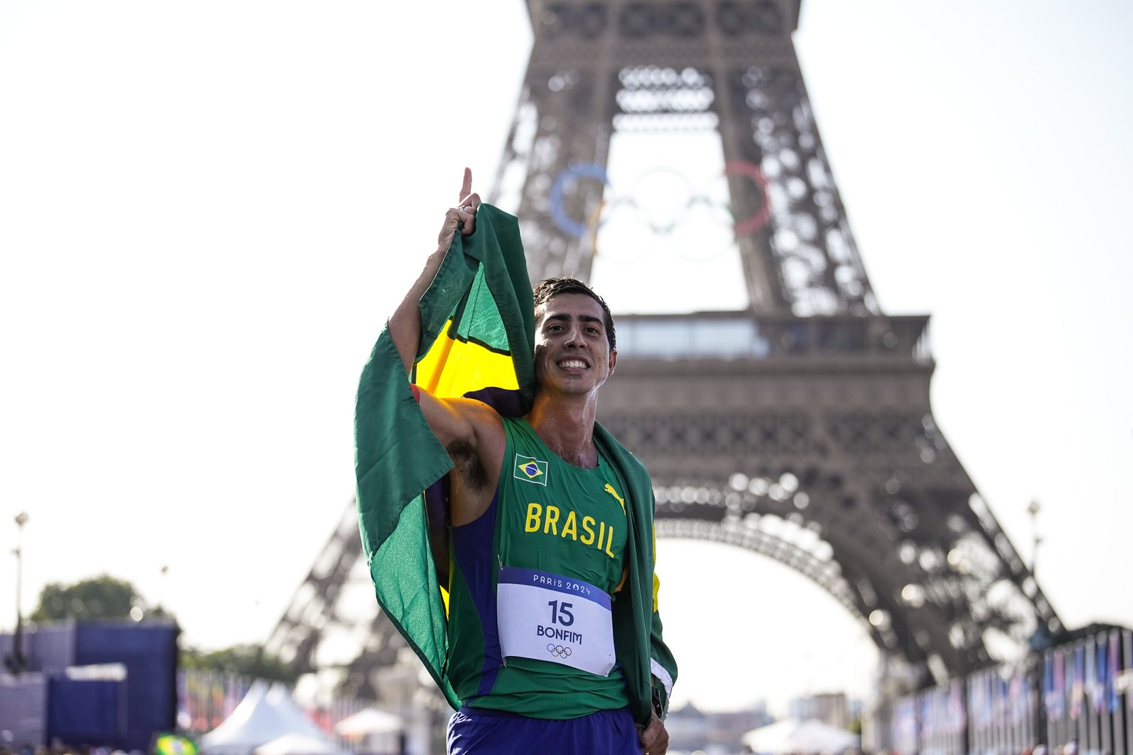 Pernas tortas e mãe atleta: saiba quem é Caio Bonfim, primeiro medalhista olímpico brasileiro na ...