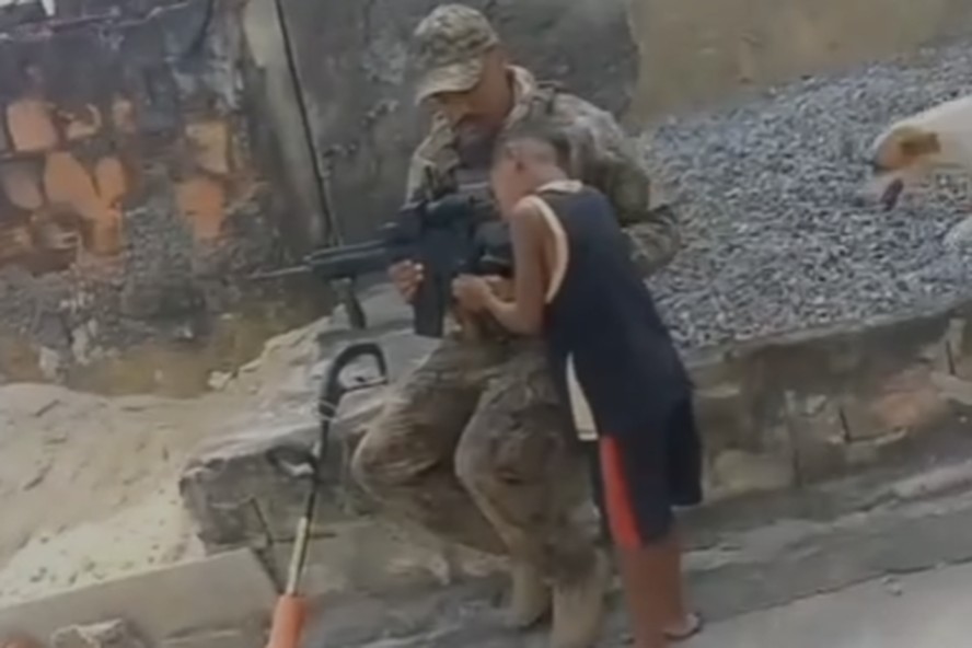 PM é filmado permitindo que criança segurasse fuzil no Rio de Janeiro ...