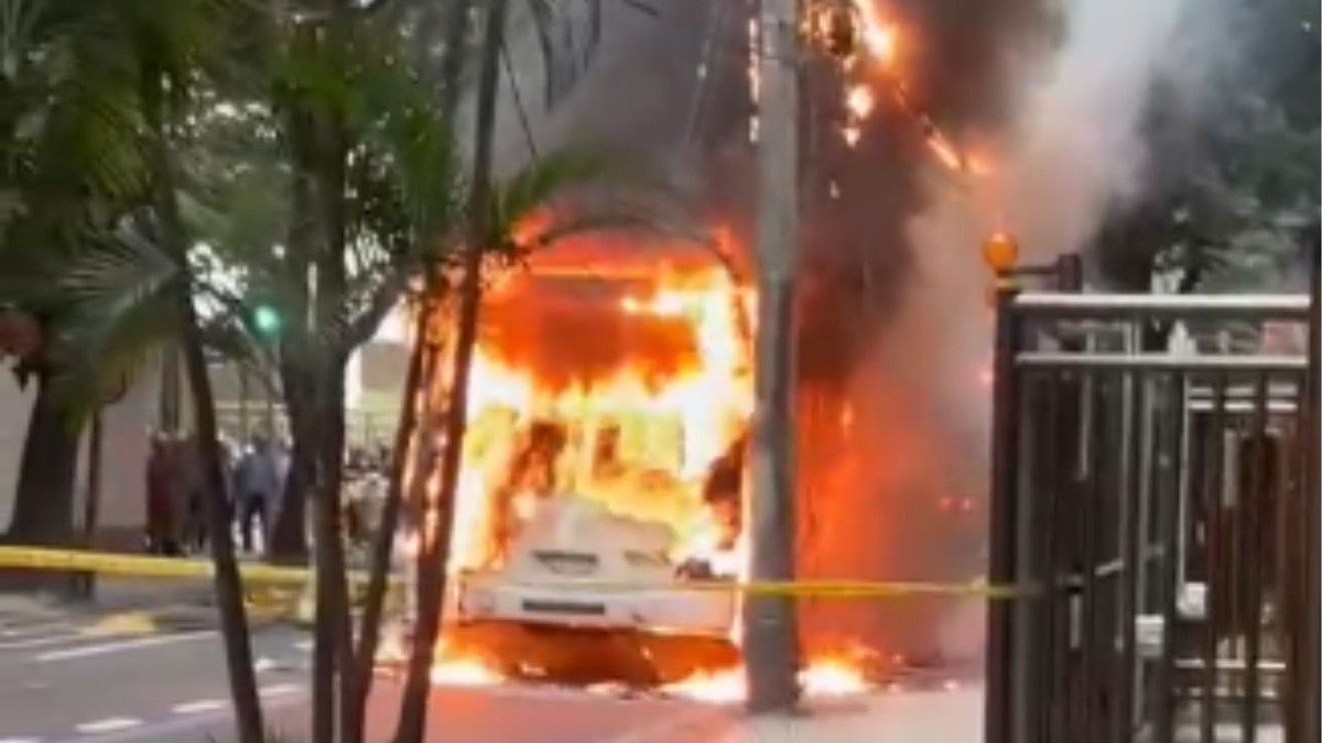 Ônibus pega fogo na Avenida General San Martin, no Leblon; veja vídeo