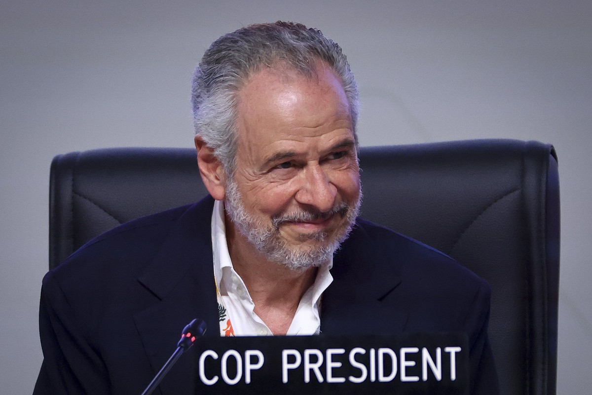 Presidente da COP é ovacionado ao anunciar mapas do caminho para depois ...
