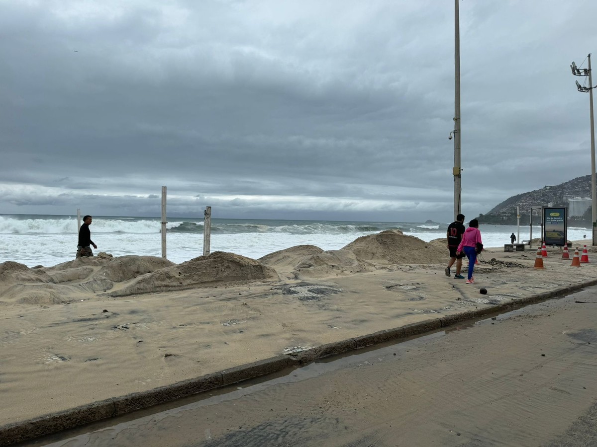 Ressaca atinge orla do Rio e ondas invadem calçadão da praia do Leblon ...