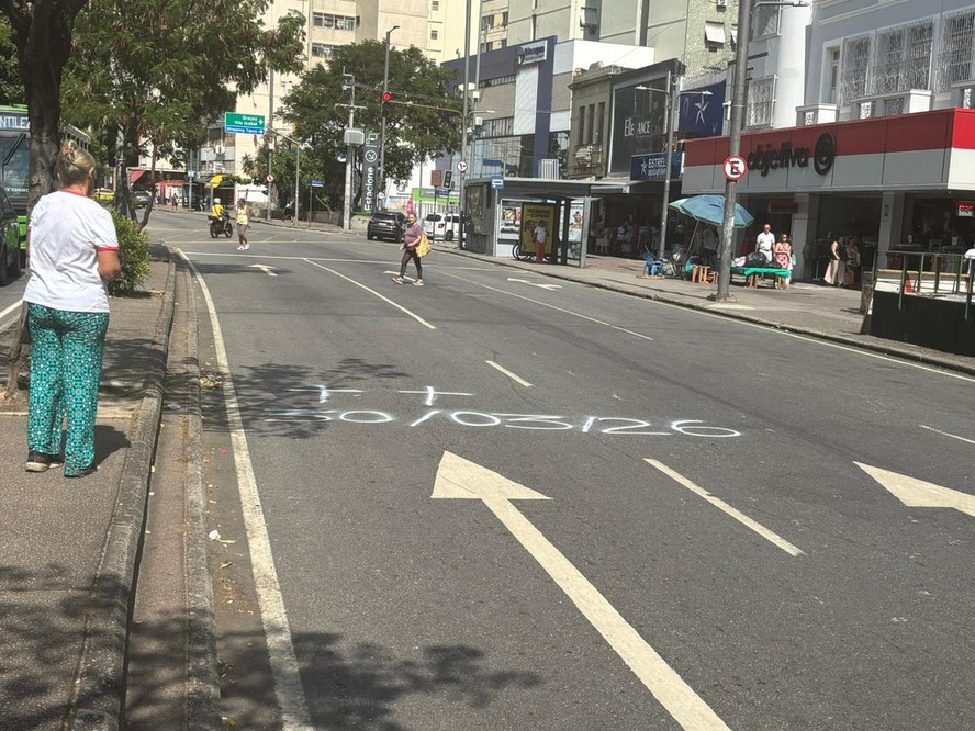 Cruzes e pedido de ciclovia são pintados em trecho de rua onde mãe e ...