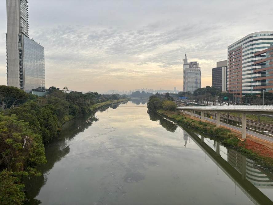 Após vazamento e multa, Rio Pinheiros volta a gerar queixas de mau cheiro