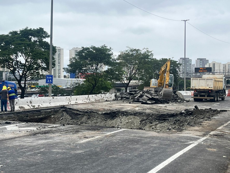 Cratera reabre na marginal Tietê, em São Paulo