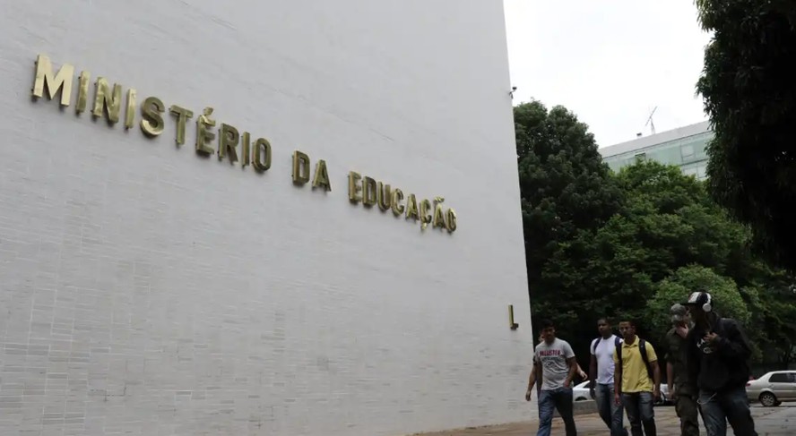Pé-de-Meia: MEC bloqueia R$500 milhões de projeto após congelamento de ...