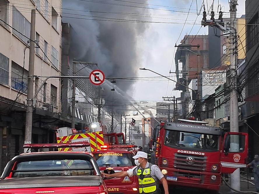 Alguns comerciantes retiraram mercadorias de shopping que pegou fogo um ...
