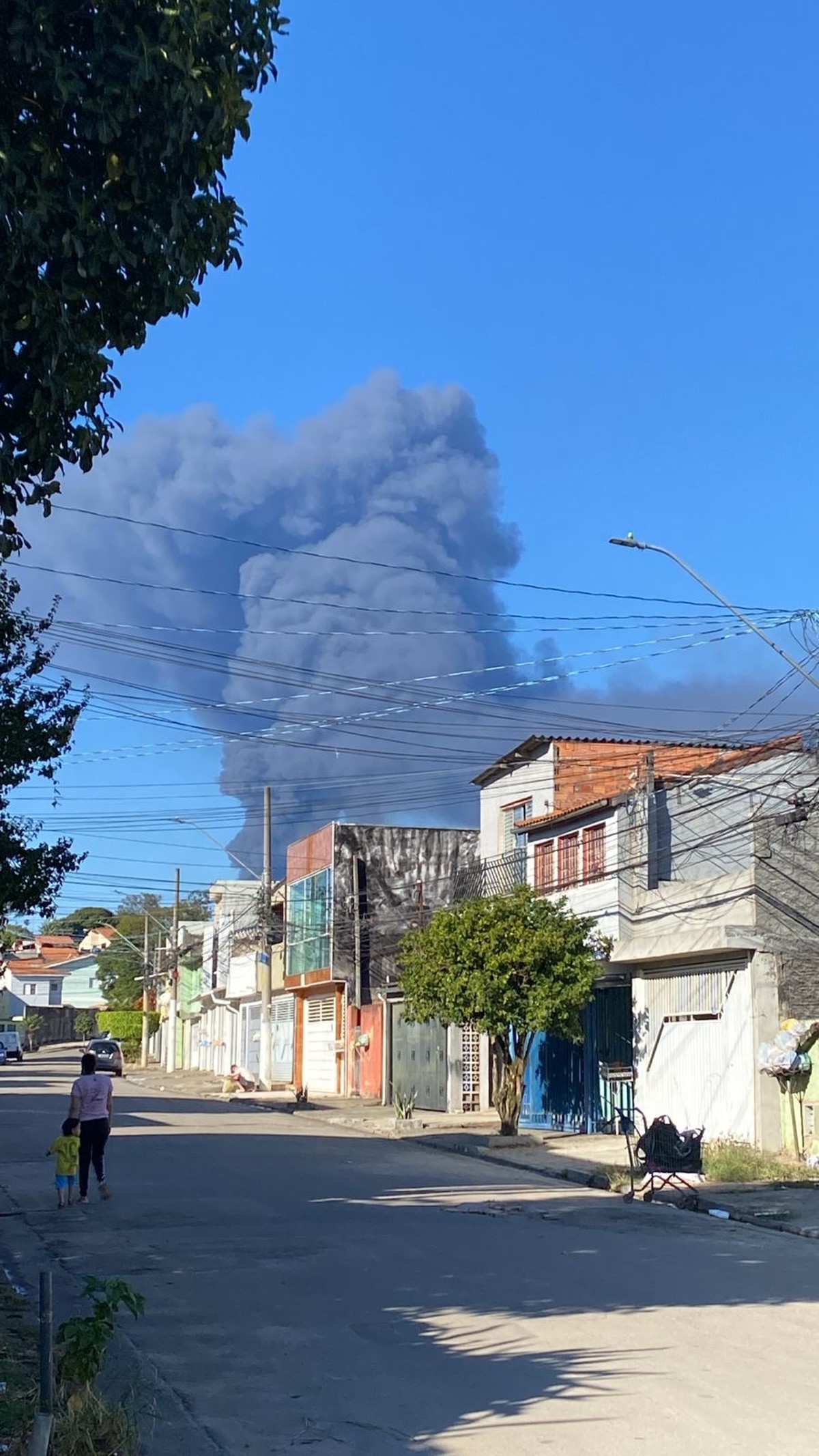 Indústria pega fogo em São Paulo e fumaça pode ser vista de outras ...