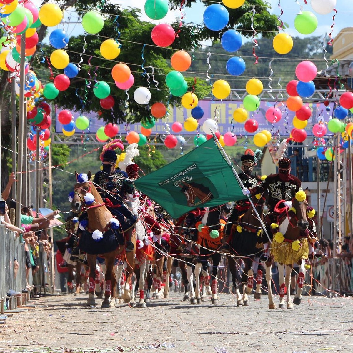 Carnaval a Cavalo: tradição nas ruas de Bonfim (MG)