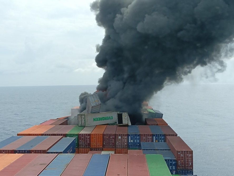 Navio porta-contêineres explode na Índia e ao menos quatro tripulantes ...